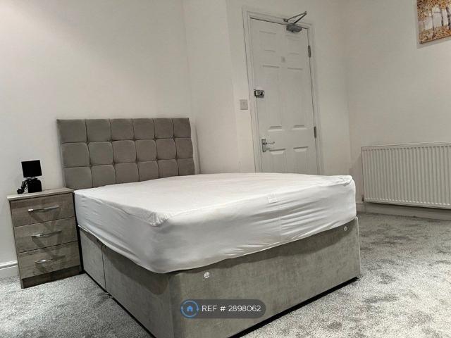 Oxford Gardens, Stafford ST16, Room to rent, £585 pcm | PrimeLocation