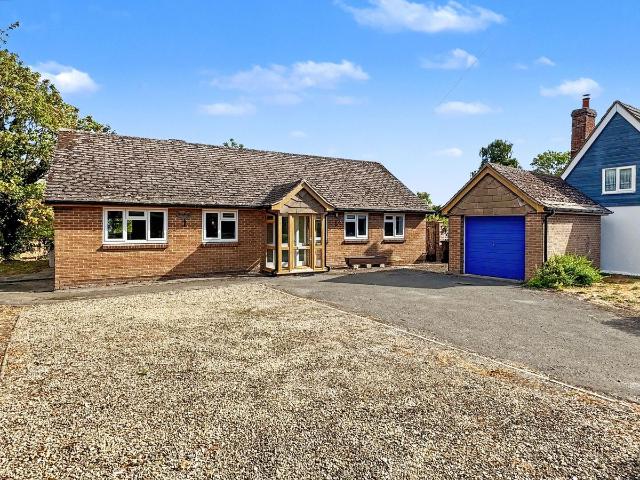 Oxford Lane, Grove OX12, 3 bed detached bungalow to rent, £2,300 pcm | PrimeLocation
