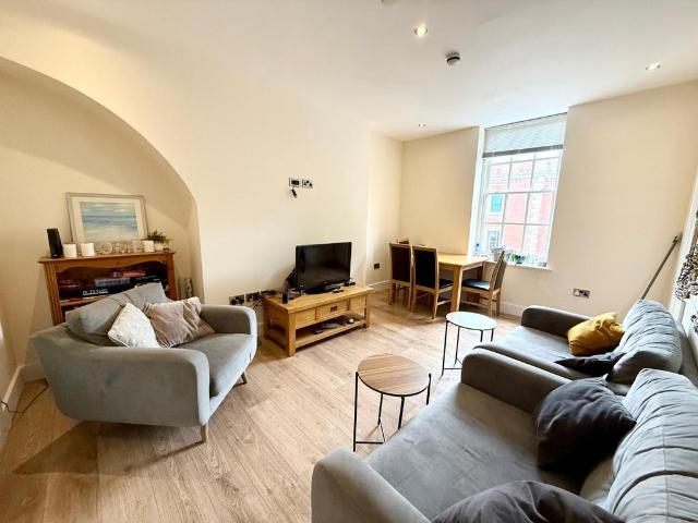 Oxford Street, Nottingham NG1 5BH 3 bed flat to rent £1,295 pcm £299 pw