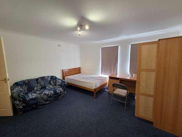Oxford Street, Copper Point, PL1