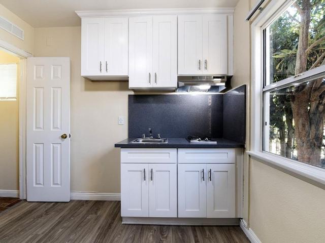 Oxford Suites Studio Apartment for Rent at 1930 S Oxford Ave, Los Angeles, CA 90018 UNNC