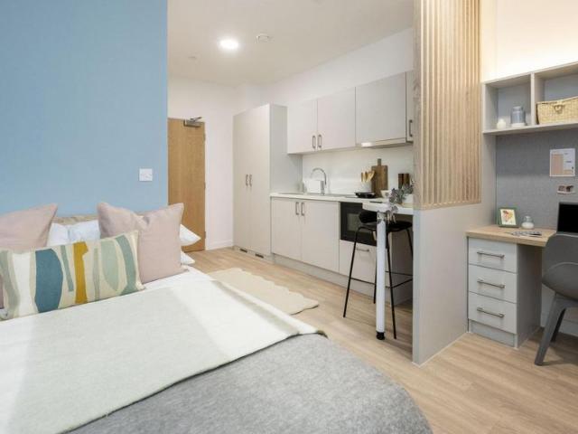 Oxford Place, Manchester M14 Studio to rent £1,127 pcm £260 pw