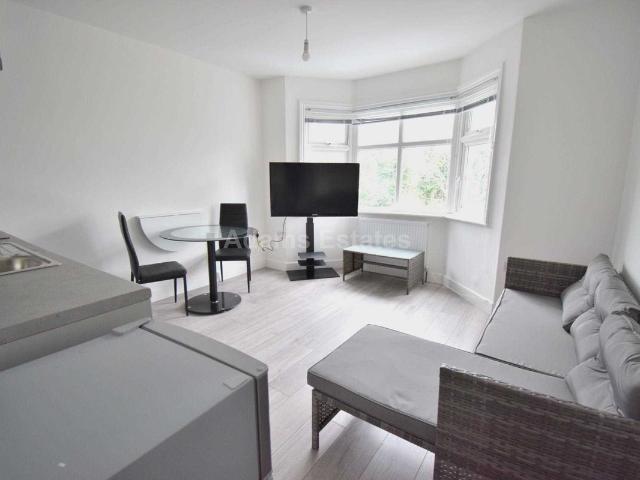 Oxford Road, Tilehurst RG31, 1 bed flat to rent, £1,100 pcm | PrimeLocation