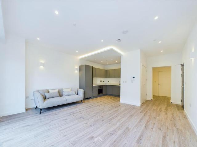 Oxford Road, Uxbridge UB8, 2 bed flat to rent, £1,800 pcm | PrimeLocation