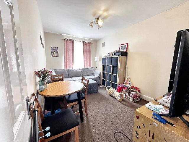 Oxford Road, Denham UB9, 2 bed flat to rent, £1,400 pcm | PrimeLocation