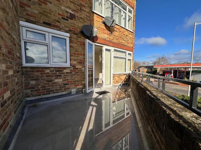 Oxford Road, Denham, Uxbridge 2 bed flat to rent £1,325 pcm £306 pw
