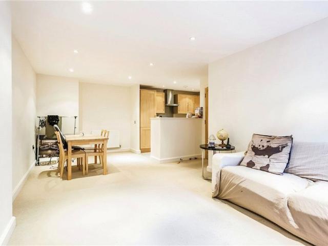 Oxford Road East, Windsor, Berkshire, SL4 1EF