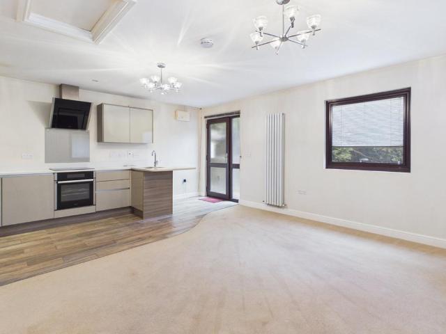 Oxford Road, Gerrards Cross. 1 bed apartment to rent £1,450 pcm £335 pw