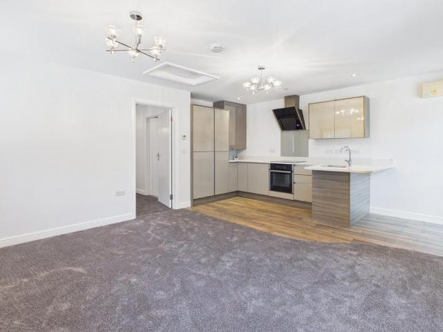 Oxford Road, Gerrards Cross. 1 bed apartment to rent £1,450 pcm £335 pw