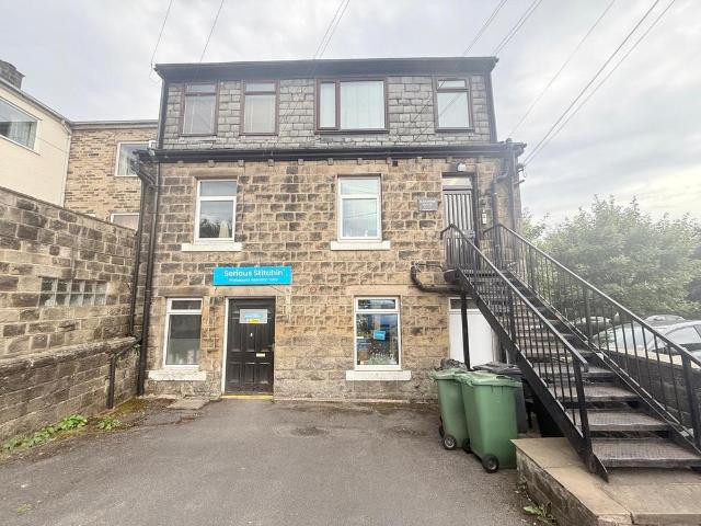 Oxford Road, Guiseley, Leeds, West. 2 bed flat to rent £1,195 pcm £276 pw