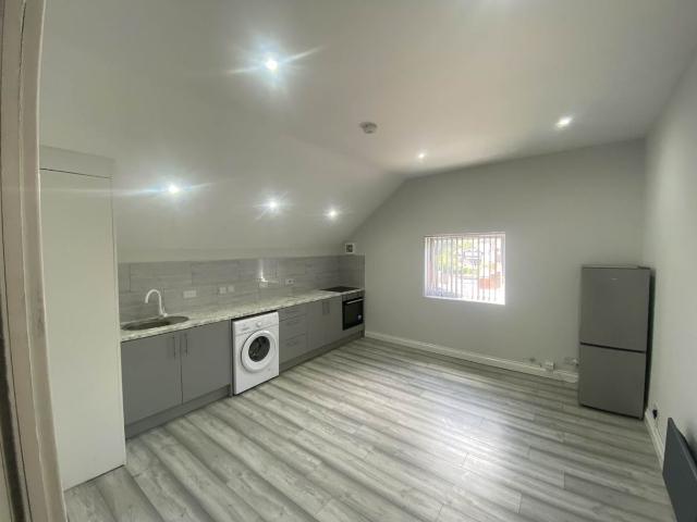 Oxford Road, Reading RG30, 4 bed flat to rent, £1,995 pcm | PrimeLocation