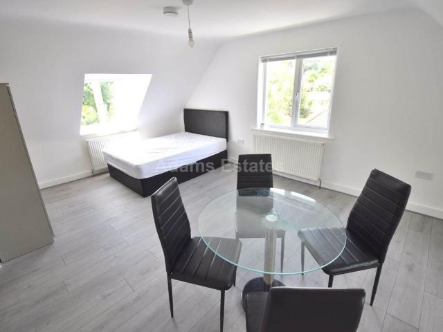 Oxford Road, Reading RG31, Studio to rent, £1,100 pcm | PrimeLocation