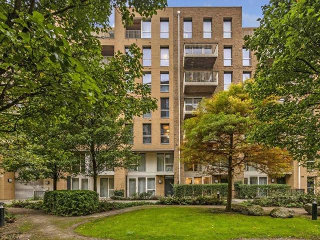 Oxley Square, London E3 2 bed flat to rent £2,150 pcm £496 pw