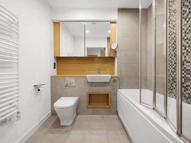 Oxley Square, London E3 2 bed flat to rent £2,250 pcm £519 pw