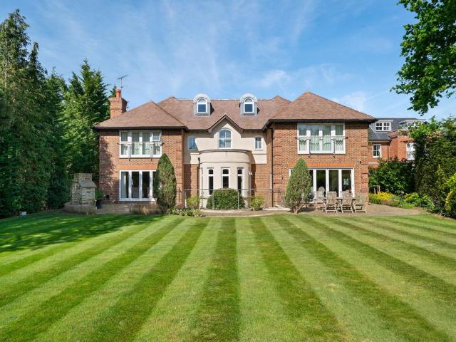 Oxshott Rise, Cobham, KT11 5 bed detached house to rent £16,000 pcm £3,692 pw
