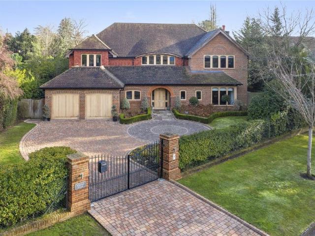 Oxshott Rise, Cobham, Surrey, KT11 5 bed detached house to rent £16,000 pcm £3,692 pw
