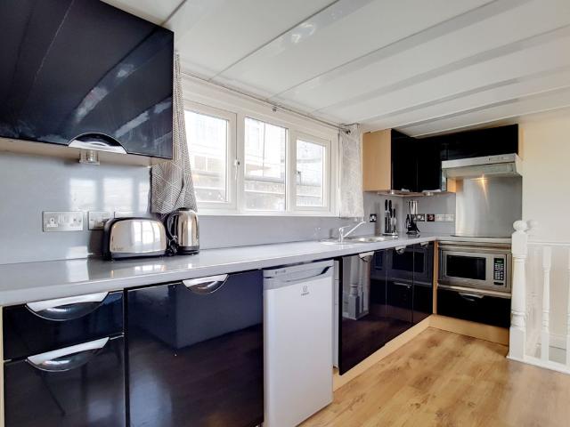 Oyster Pier, Battersea SW11, 1 bed flat to rent, £1,775 pcm | PrimeLocation