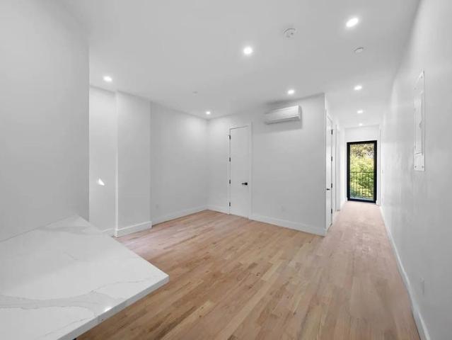 P’vt bath / female roomies / laundry / balcony
