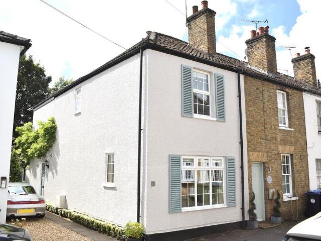Pantile Road, WEYBRIDGE, KT13 2 bed house to rent £2,250 pcm £519 pw