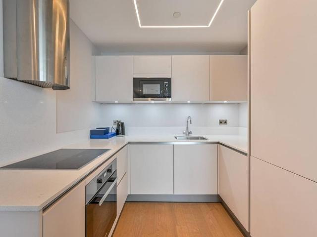 Pan Peninsula, E14, Canary Wharf. 1 bed flat to rent £2,817 pcm £650 pw