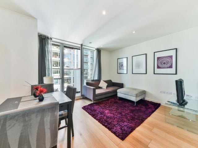 Pan Peninsula Square, Canary Wharf. 1 bed flat to rent £2,470 pcm £570 pw