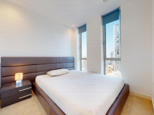 Pan Peninsula Square, Canary Wharf. 2 bed apartment to rent £3,650 pcm £842 pw
