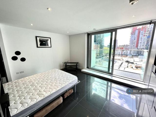 Pan Peninsula Square, London, E14 Studio to rent £1,800 pcm £415 pw
