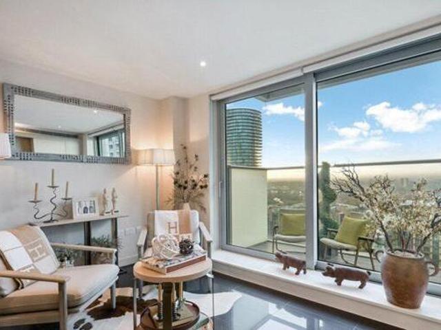 Pan Peninsula Square, London, Studio Apartment For