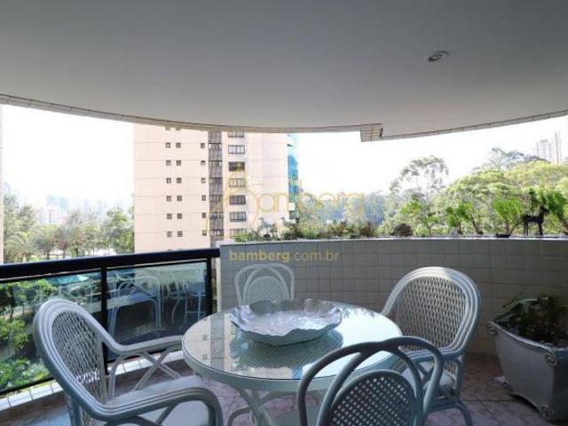 Panamby, Laercio Corte, 4 quartos/4 suítes, 4 vagas, 288 m2 úteis com parque privativo.Confira!