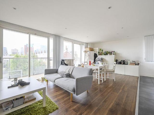 Panoramic Tower, Poplar, London, E14 2 bed flat to rent £2,492 pcm £575 pw