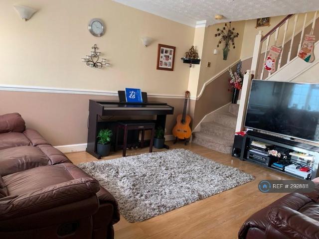 Pacific Close, Feltham, TW14 2 bed terraced house to rent £1,850 pcm £427 pw