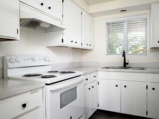 Pacific Park 2 Bedroom Apartment for Rent at 2220 Shadylane Dr, Springfield, OR 97477