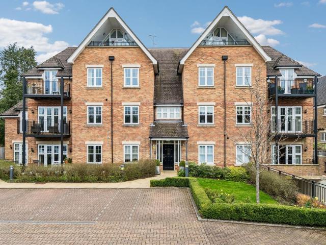 Packhorse Road, Gerrards Cross, Buckinghamshire SL9, 2 bed flat to rent, £2,350 pcm | PrimeLocation