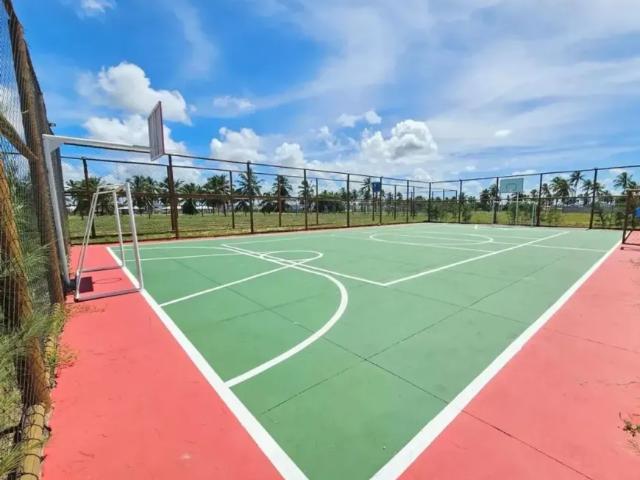 Padang de esquina medindo: 241 metros vista livre para praia!