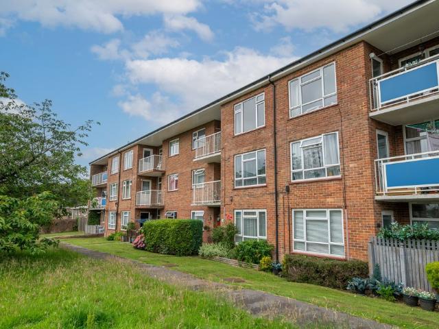Padnell Avenue, Cowplain PO8, 2 bed flat to rent, £1,200 pcm | PrimeLocation