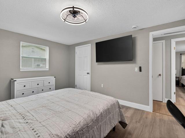PadSplit Premium: HUGE 4K TVs, Mini Fridge, Workspace, Super Luxe Beds 100% Super Host