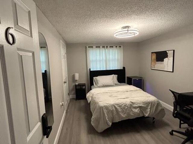 PadSplit Premium: HUGE 4K TVs, Mini Fridge, Workspace, Super Luxe Beds 100% Super Host