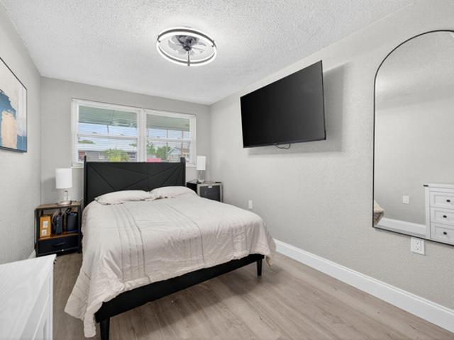 PadSplit Premium: HUGE 4K TVs, Mini Fridge, Workspace, Super Luxe Beds 100% Super Host