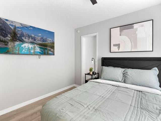 PadSplit Premium: HUGE 4K TVs, Mini Fridge, Workspace, Super Luxe Beds and Additional Storage. 100% Super Host