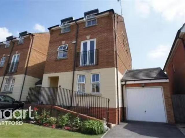Padstow Close, BR6 4 bed detached house to rent £2,550 pcm.