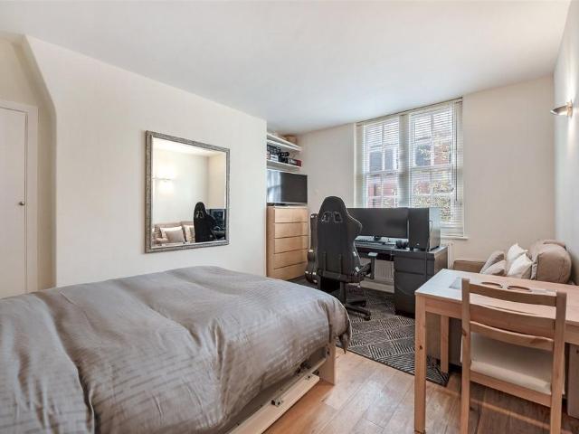 Page Street, London, SW1P Studio to rent £1,900 pcm £438 pw