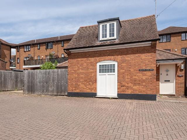 Pageant Road, St.Albans AL1, 2 bed detached house to rent, £2,500 pcm | PrimeLocation