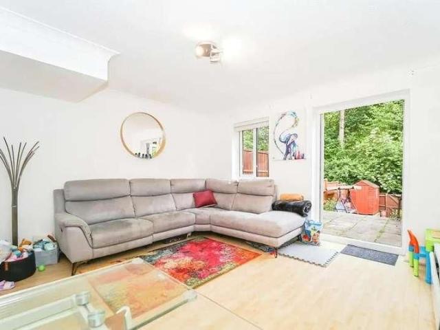 Pages Lane, North Uxbridge, UB8