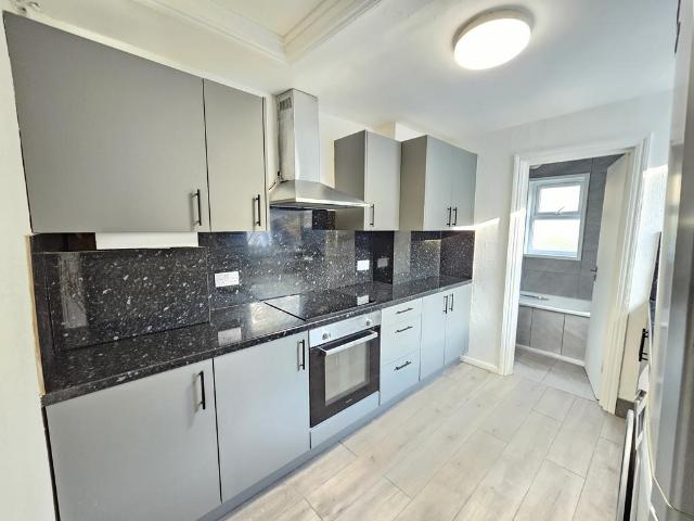 Paget Rise, London SE18 2 bed flat to rent £1,650 pcm £381 pw