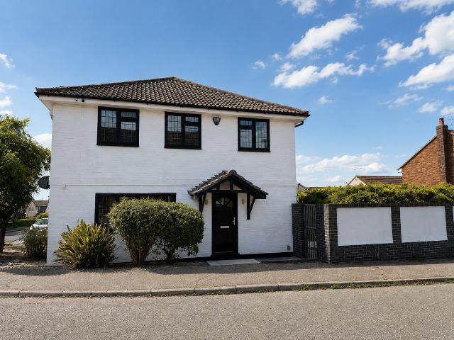 Paignton Close, Rayleigh SS6, 4 bed property to rent, £2,500 pcm | PrimeLocation