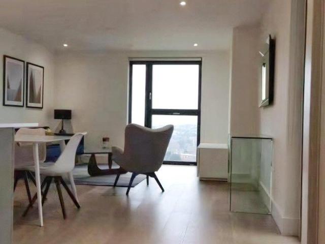 Palace Arts Way 2 bed flat to rent £2,550 pcm £588 pw