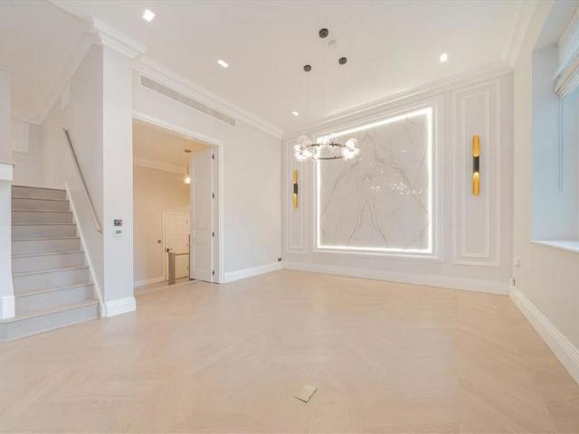 Palace Gate, London W8 3 bed flat to rent £7,583 pcm £1,750 pw
