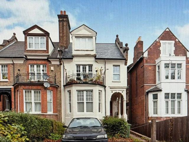 Palace Road, London SW2 2 bed property to rent £2,250 pcm £519 pw