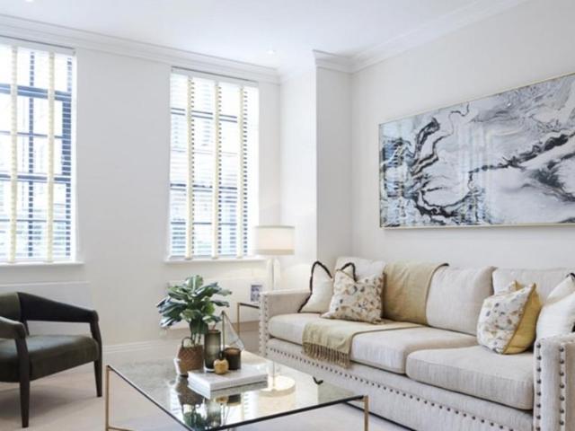Palace Wharf, London 2 bed flat to rent £5,633 pcm £1,300 pw