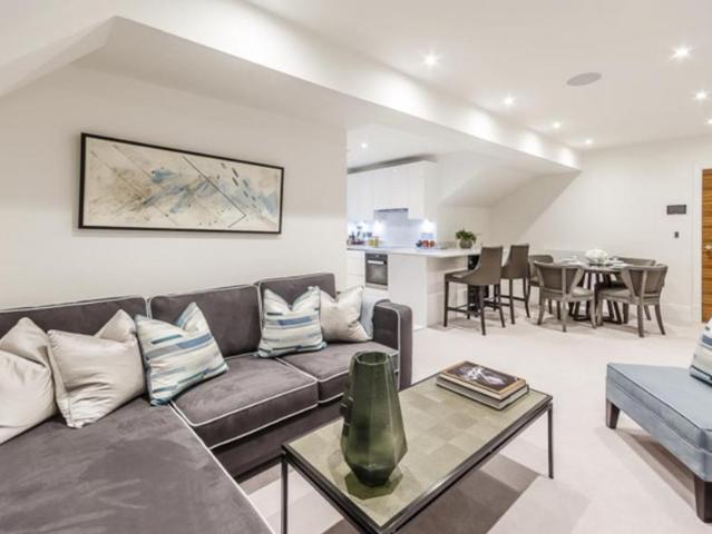 Palace Wharf, London 2 bed flat to rent £5,872 pcm £1,355 pw